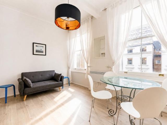 Pembridge Gardens London W2 1 bed apartment to rent £2,300 pcm £531 pw