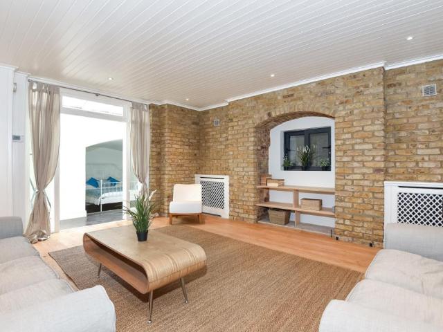 Pembridge Gardens, Notting Hill, W2 Studio to rent £2,250 pcm £519 pw