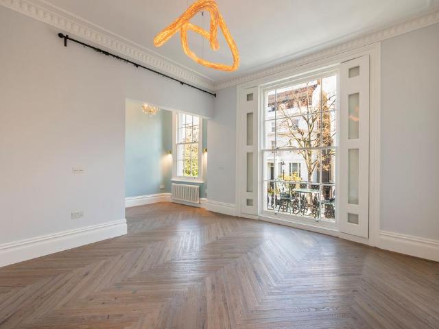 Pembridge Place, London W2 1 bed flat to rent £2,600 pcm £600 pw
