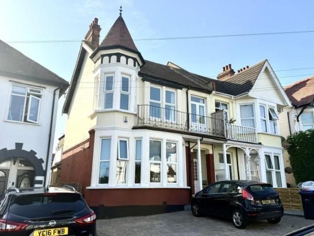 Pembury Road, Westcliff on Sea. 2 bed flat to rent £1,395 pcm £322 pw