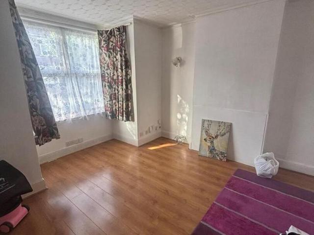 Pemdevon Road, Croydon 3 bed terraced house to rent £2,100 pcm £485 pw