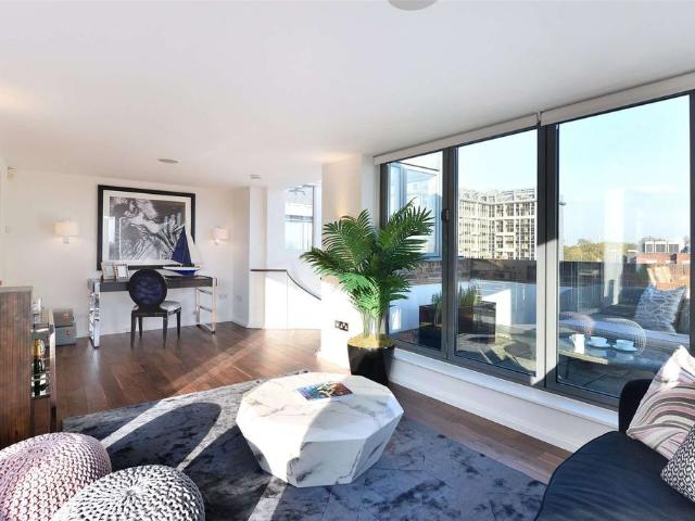 Penthouse apartment with three spacious bedrooms, within this modern building in the heart of Kensington