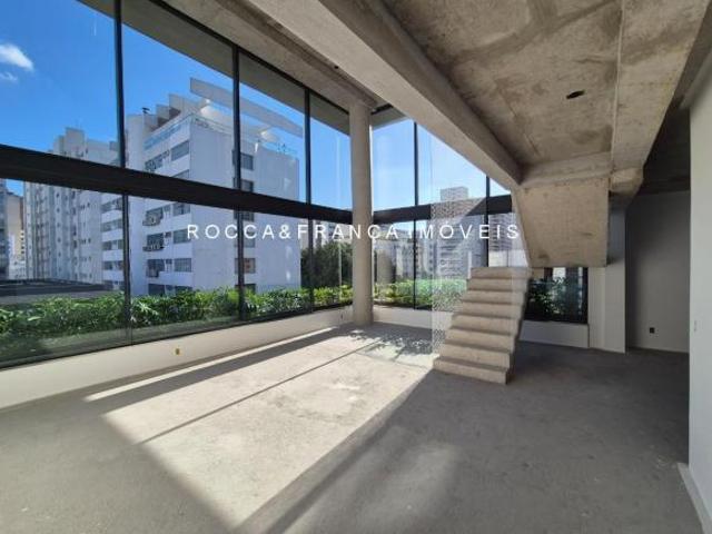 PENTHOUSE EM PRÉDIO RESERVADO E COM APENAS 8 UNIDADES
