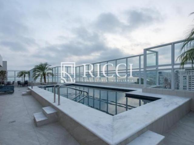 Penthouse luxuosa alto padrão a poucos passos da praia