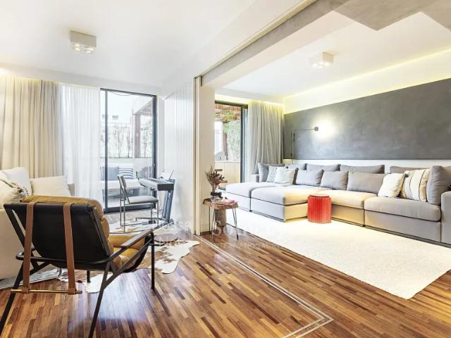 Penthouse reformado e com agradável área externa