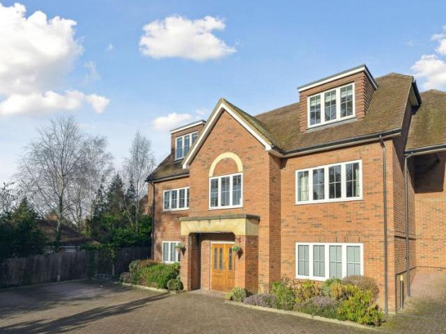 Penthouse to rent with 2 bedrooms, Oakshade Road, Oxshott
