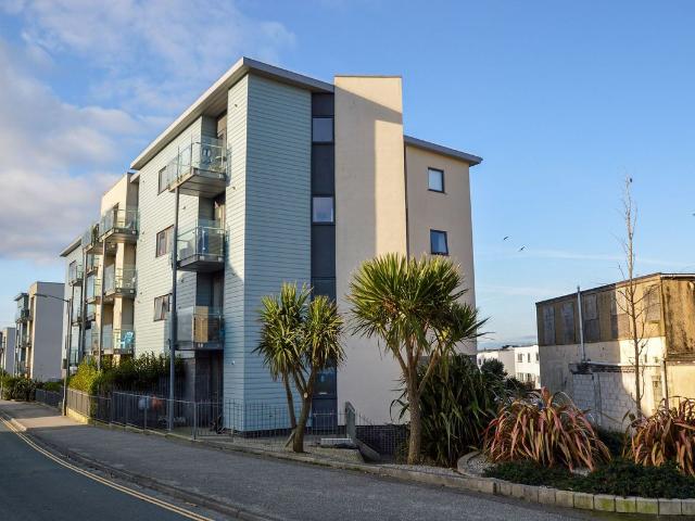 Pentire Crescent, Newquay TR7, 2 bed flat to rent, £1,295 pcm | PrimeLocation