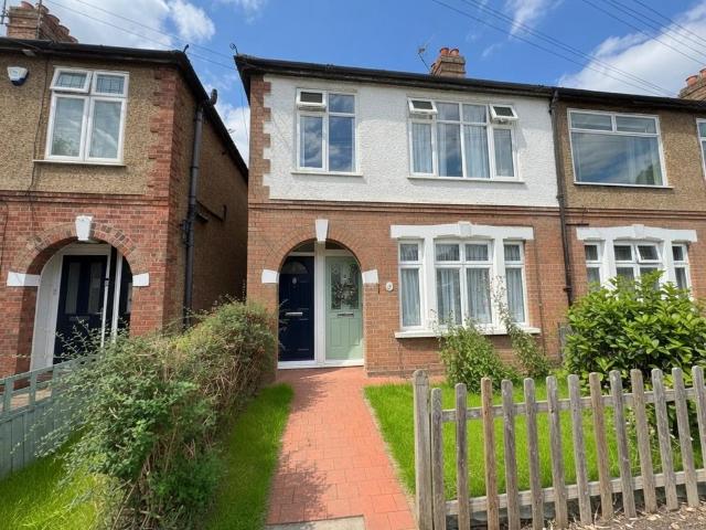 Penton Avenue, Staines upon Thames TW18 2 bed maisonette to rent £1,650 pcm £381 pw