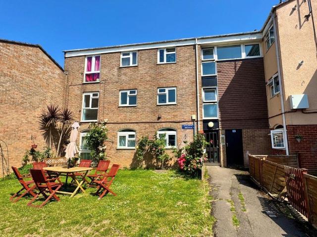Pentland Road, Slough SL2, 2 bed flat to rent, £1,400 pcm | PrimeLocation