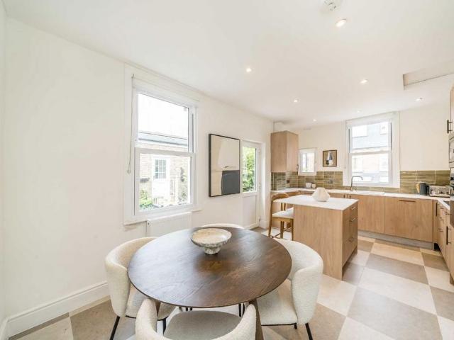 Penwith Road, London SW18 2 bed flat to rent £3,000 pcm £692 pw