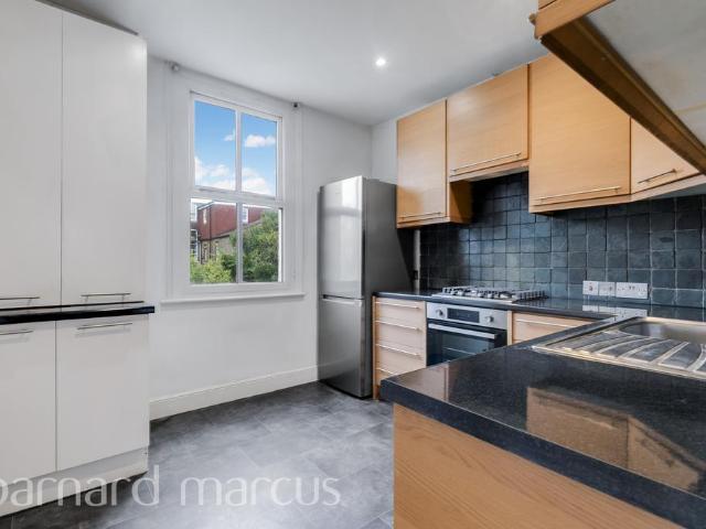 Penwortham Road, Furzedown, Streatham 2 bed flat to rent £2,100 pcm £485 pw