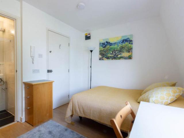 Penywern Road, Earls Court, London, SW5 Studio to rent £1,820 pcm £420 pw
