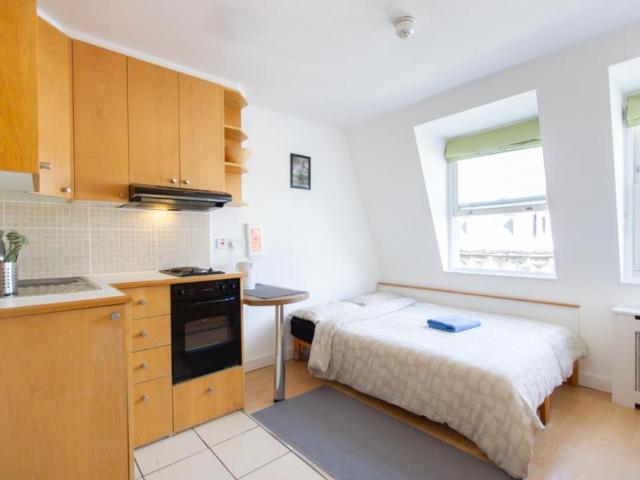 Penywern Road, Earls Court, London SW5 Studio to rent £1,820 pcm £420 pw