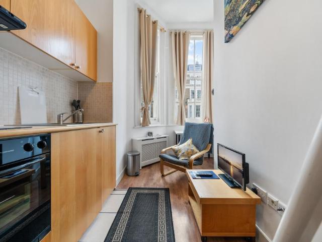 Penywern Road, Earls Court, London, SW5 Studio to rent £1,950 pcm £450 pw