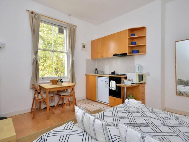 Penywern Road, Earls Court, London SW5 Studio to rent £2,080 pcm £480 pw