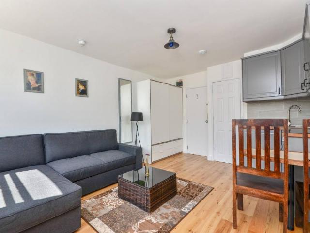 Penywern Road, Earls Court, London SW5 Studio to rent £2,167 pcm £500 pw