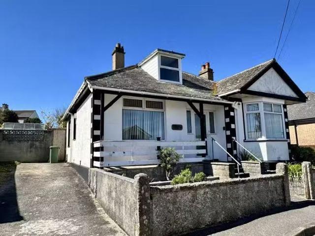 Pen Porth Avenue, St. Ives TR26 4 bed detached bungalow for sa.