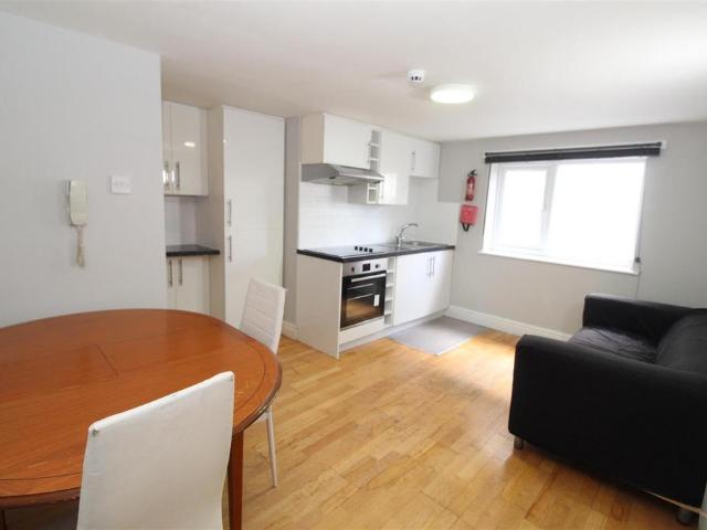 Pen Y Lan Road, Cardiff CF24 2 bed flat to rent £1,150 pcm £265 pw