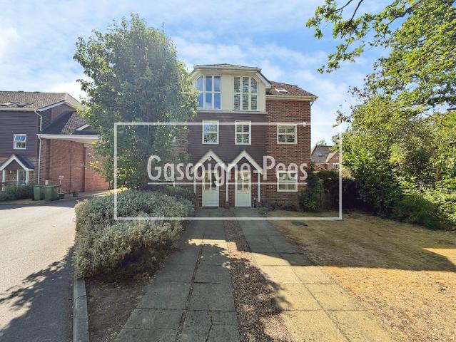 Pendenza, Cobham KT11, 4 bed property to rent, £3,250 pcm | PrimeLocation