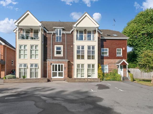 Pendenza, Cobham, KT11 2 bed flat to rent £2,500 pcm £577 pw
