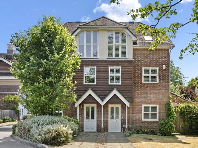 Pendenza, Cobham, Surrey, KT11 4 bed semi detached house to rent £3,500 pcm £808 pw