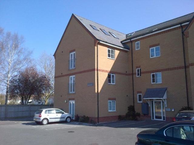 Penfold Court, Sutton Road, Headington OX3, 2 bed flat to rent, £1,600 pcm | PrimeLocation