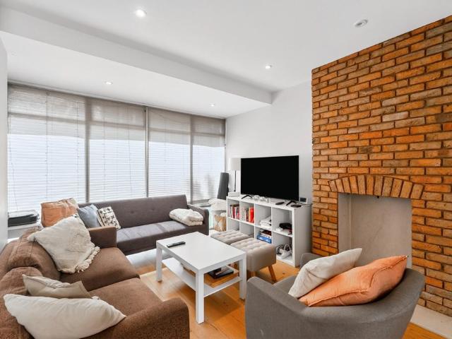 Penhurst Place, Carlisle Lane. 3 bed apartment to rent £3,960 pcm £914 pw