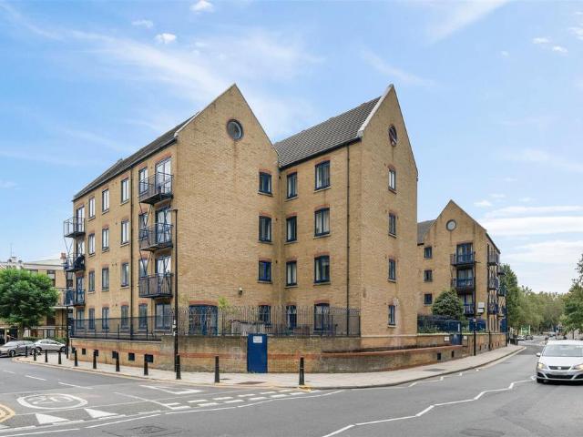 Peninsula Court, Canary Wharf, E14 2 bed flat to rent £2,600 pcm £600 pw
