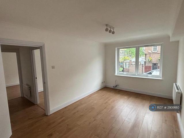Peninsula Court, London, E14 2 bed flat to rent £1,900 pcm £438 pw
