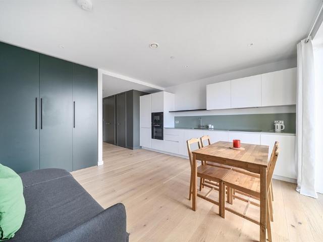 Peninsula Gardens, Mabyn Lane, Lower. Studio to rent £2,000 pcm £462 pw