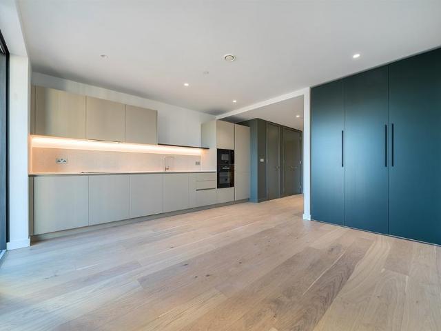 Peninsula Gardens, Pilot Walk, Lower. Studio to rent £2,000 pcm £462 pw