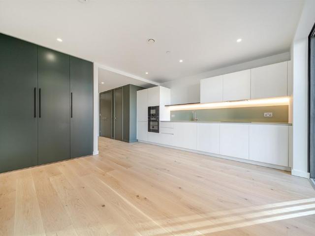 Peninsula Gardens, Pilot Walk, Lower. Studio to rent £2,150 pcm £496 pw