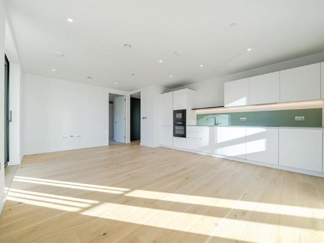 Peninsula Gardens, Pilot Walk, Lower. 2 bed apartment to rent £2,800 pcm £646 pw