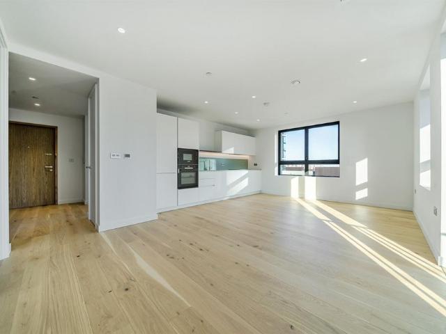 Peninsula Gardens, Pilot Walk, Lower. 2 bed apartment to rent £2,800 pcm £646 pw