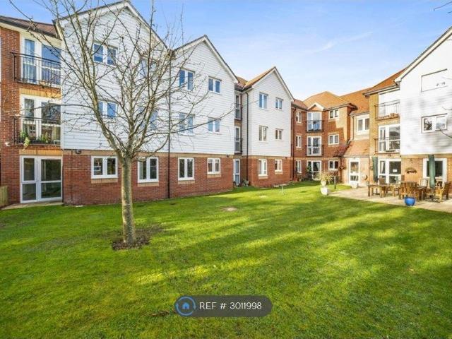 Penlee Close, Edenbridge TN8, 1 bed flat to rent, £1,250 pcm | PrimeLocation