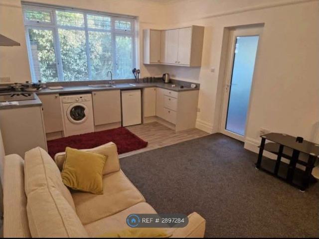 Penn Hill Avenue, Poole BH14, Room to rent, £950 pcm | PrimeLocation