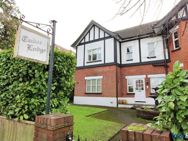 Penn Hill Avenue, Poole 2 bed apartment to rent £1,150 pcm £265 pw