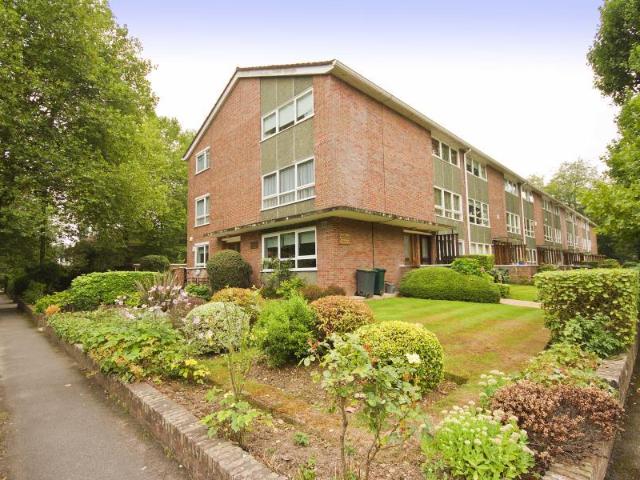 Penn House, Moor Park, Northwood HA6 2 bed apartment to rent £2,700 pcm £623 pw