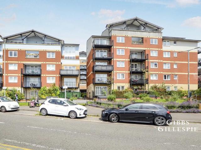 Penn Place, Northway, Rickmansworth, WD3 2 bed flat to rent £1,850 pcm £427 pw