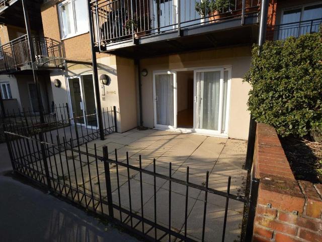 Penn Place, Northway, Rickmansworth WD3, 2 bed flat to rent, £1,800 pcm | PrimeLocation