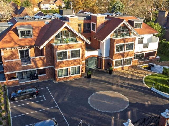 Penn Road, Beaconsfield, Buckinghamshire 3 bed flat to rent £6,500 pcm £1,500 pw