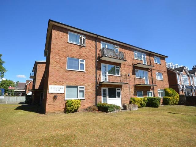 Penn Road, Beaconsfield HP9 3 bed flat to rent £1,800 pcm £415 pw