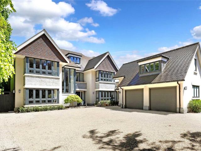 Penn Road, Beaconsfield. 6 bed detached house to rent £25,000 pcm £5,769 pw