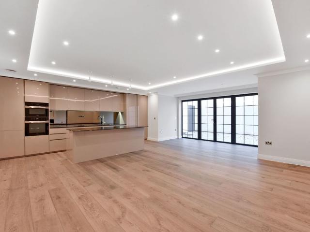 Penn Road, Wellington Court HP9, 3 bed flat to rent, £7,500 pcm | PrimeLocation