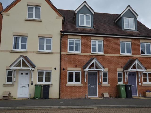 Penney Way Tadley RG26 3 bed townhouse to rent £1,695 pcm £391 pw