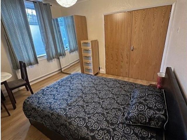 Pennine Mansions, Golders Green NW2, Room to rent, £895 pcm | PrimeLocation