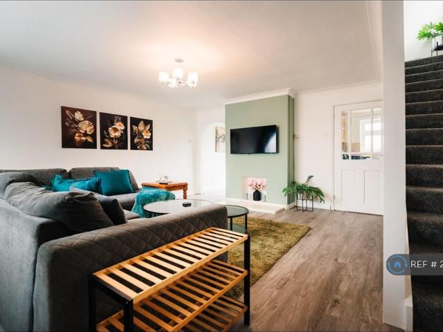 Pennine Way, Harlington, Hayes, UB3 3 bed semi detached house to rent £2,400 pcm £554 pw