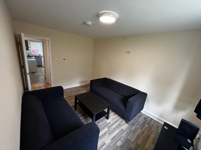 Pennington Court, Leeds LS6, 3 bed flat to rent, £1,235 pcm | PrimeLocation