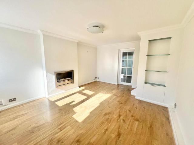 Pennyfields, Brentwood CM14 3 bed semi detached house to rent £2,095 pcm £483 pw