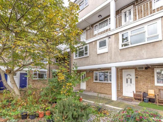 Penrhyn Gardens, Kingston Upon Thames. 3 bed flat to rent £2,595 pcm £599 pw